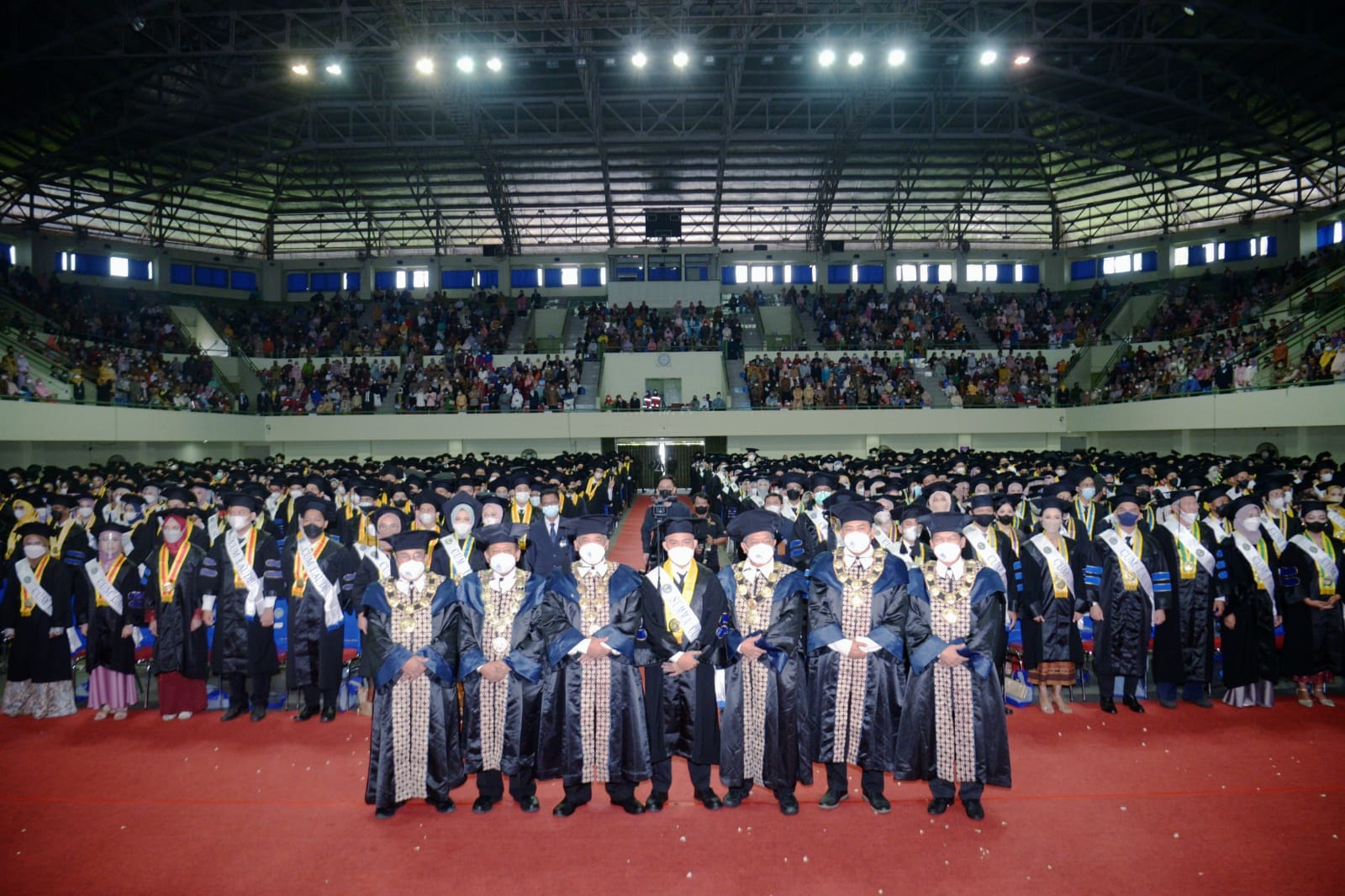 Wisudawan UNY Harus Miliki Kemampuan Adaptif Dan Fleksibel Di Dunia Kerja | Universitas Negeri ...